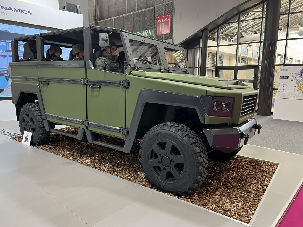 Weltpremiere des leichten taktischen Fahrzeugs Merlin für leichte ...