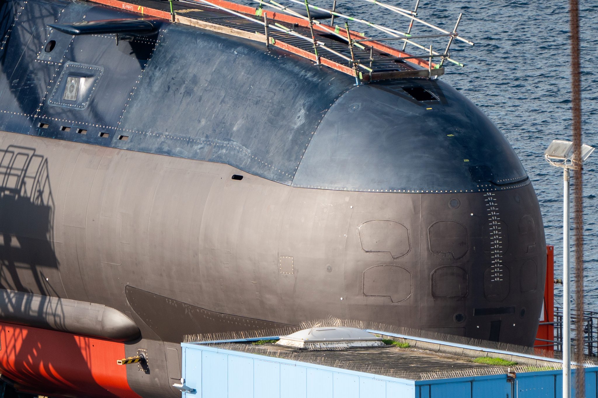 Israeli submarine to shipyard equipment at tkMS