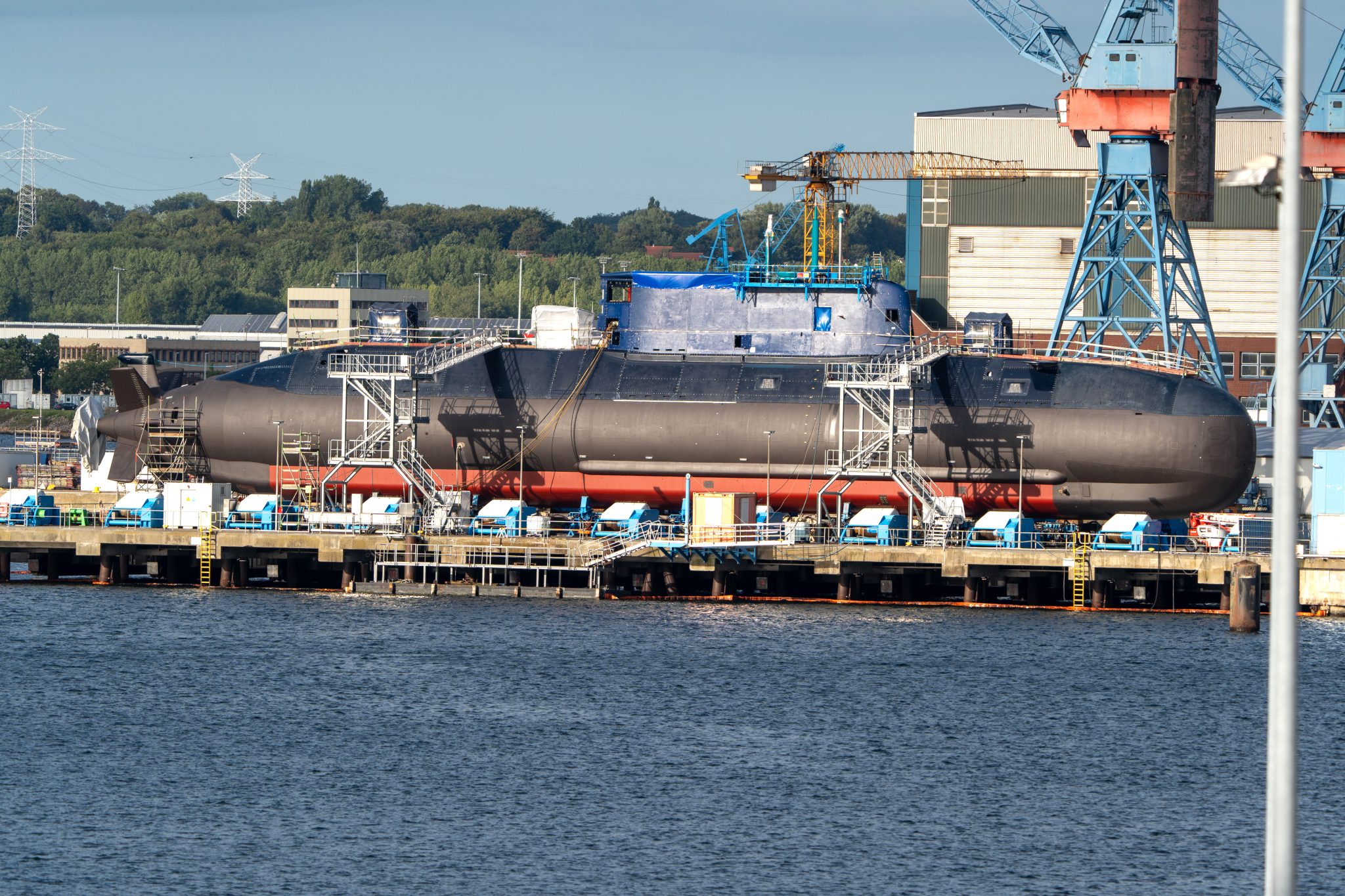 Israeli submarine to shipyard equipment at tkMS