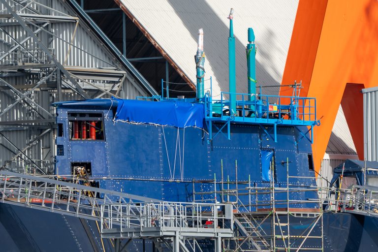 Israeli submarine to shipyard equipment at tkMS