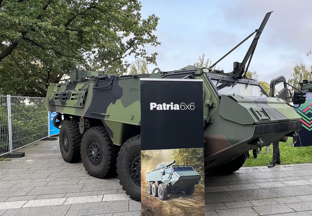 Transportpanzer Patria 6x6 auf Tour