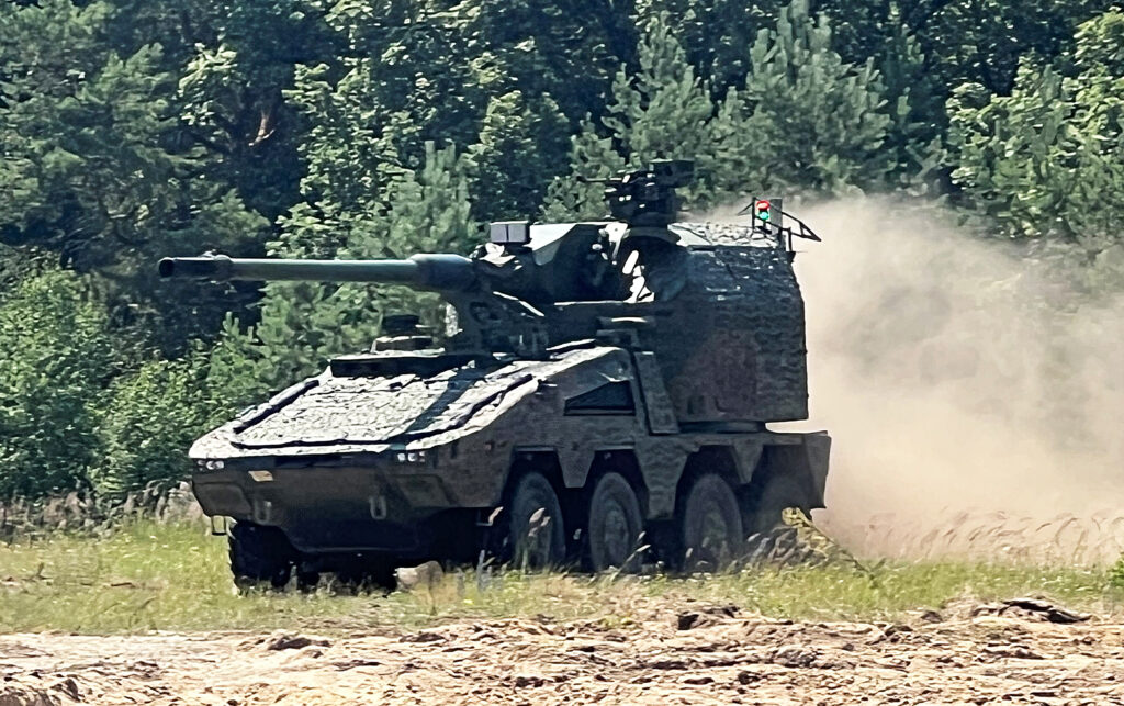 Artillery gun module on Boxer and Piranha in direct comparison