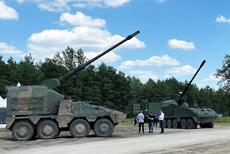 Artillery gun module on Boxer and Piranha in direct comparison