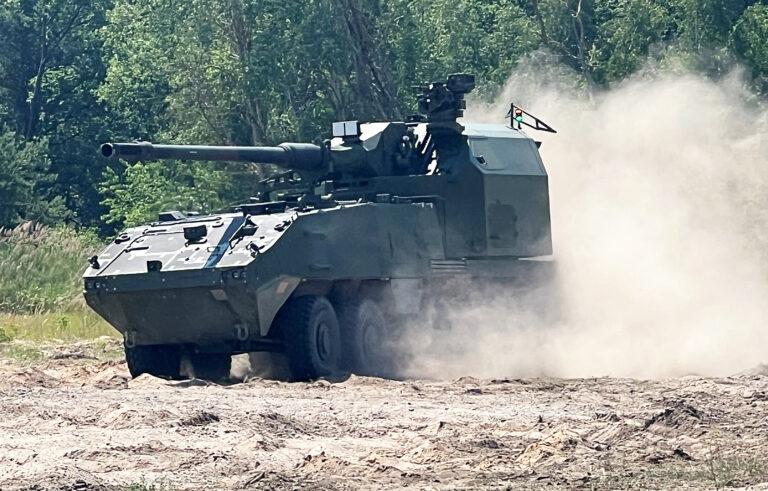 Artillery gun module on Boxer and Piranha in direct comparison