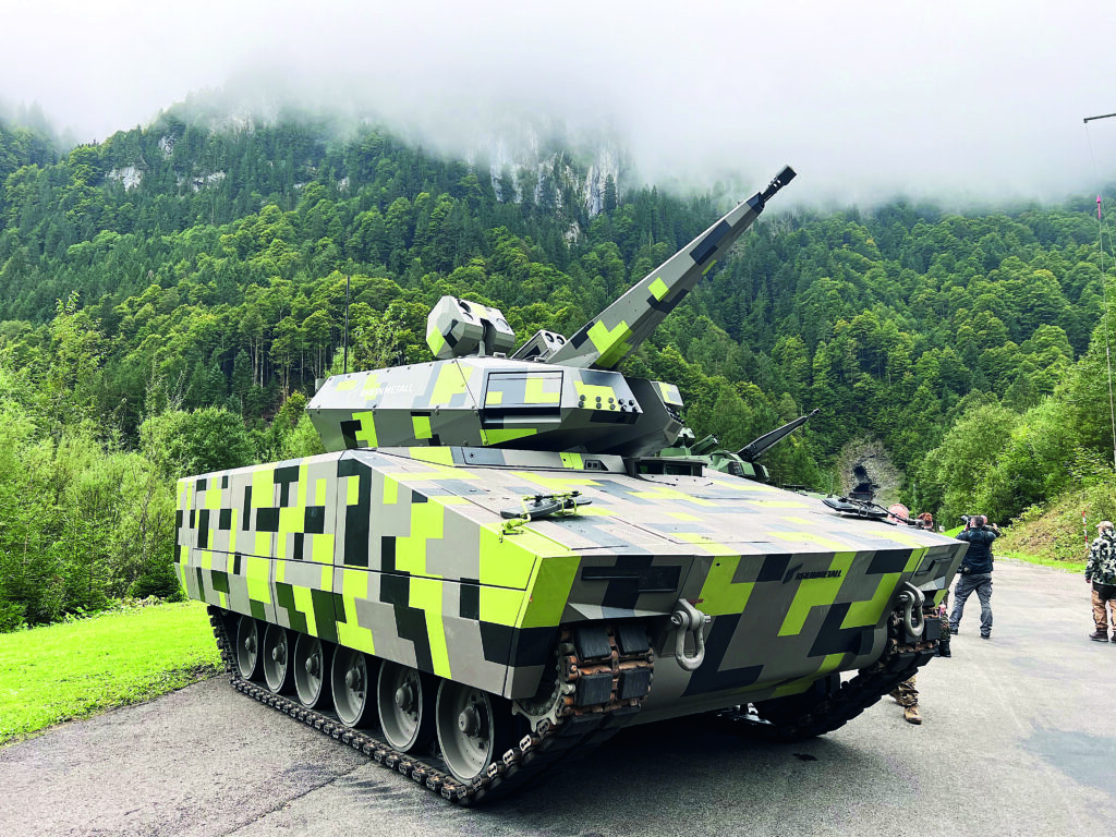 Mobiles Flugabwehrsystem Skyranger 30 auf dem Weg in die Truppe