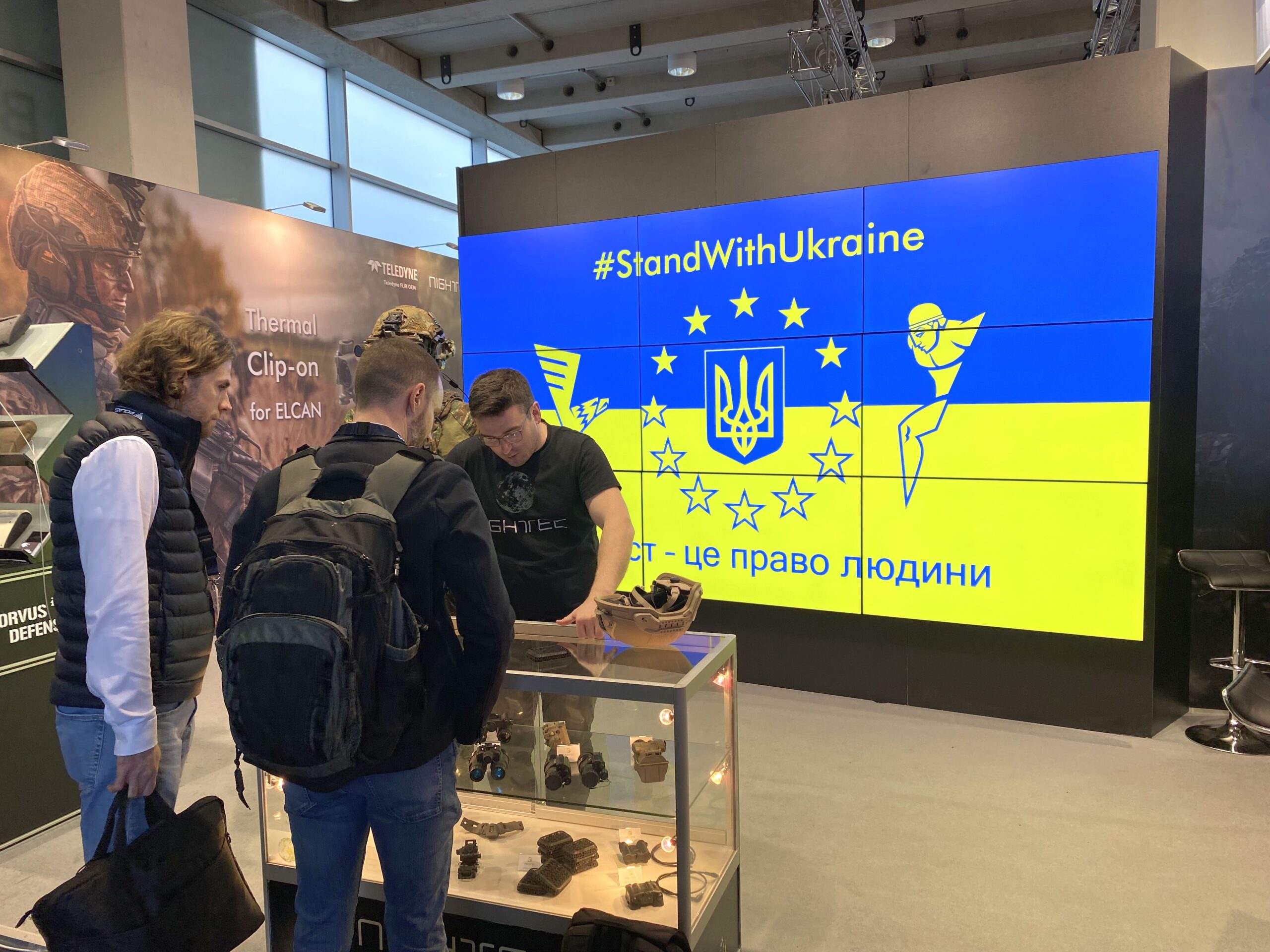 "Enforce Tac": Messeaussteller zeigen Flagge für die Ukraine