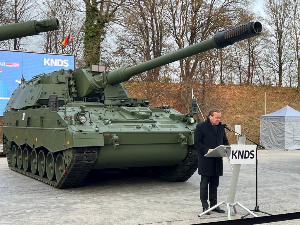 Alemanha lança versão PzH 2000 A4 com novo controle de tiro e ...